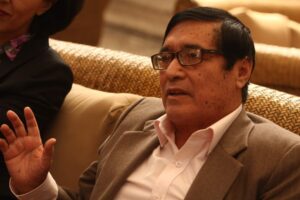 Óscar Colchado Lucio, autor de «Rosa Cuchillo» y de la famosa saga ...